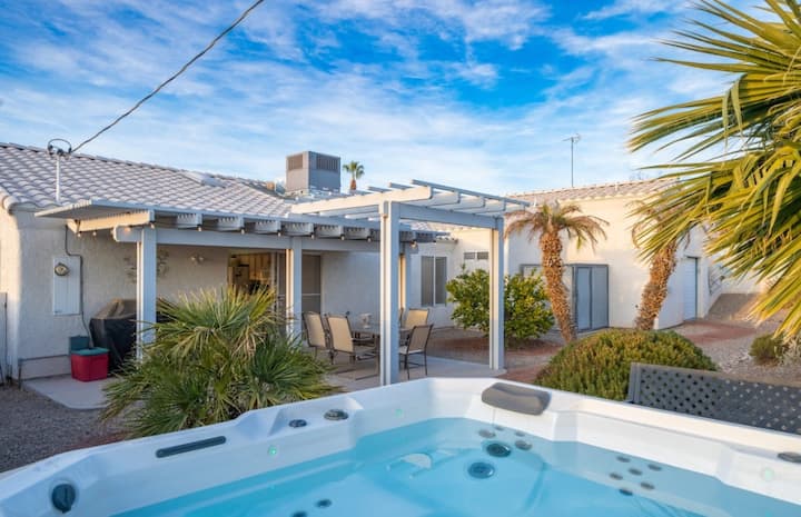 Lake & Sunset Views From Hot Tub — Hilltop Home! - Lake Havasu City, AZ