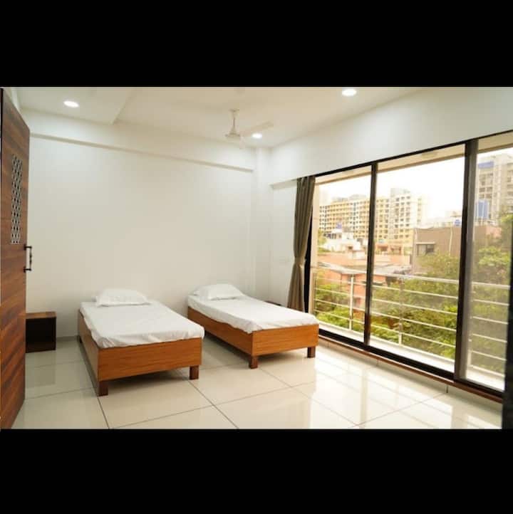 New Spacious 4bhk Apartment In Kandivli Wst Mumbai - Mumbai