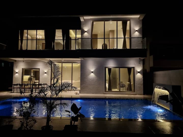 The Villa Exotica W/ Pool, Lawn & Indoor Games - Alibag