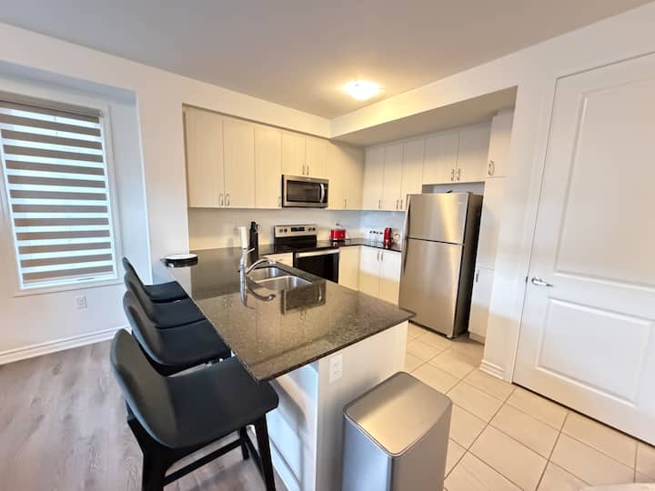 Modern 3br | New • 75" Tv • Full Home • Keyless - Brampton