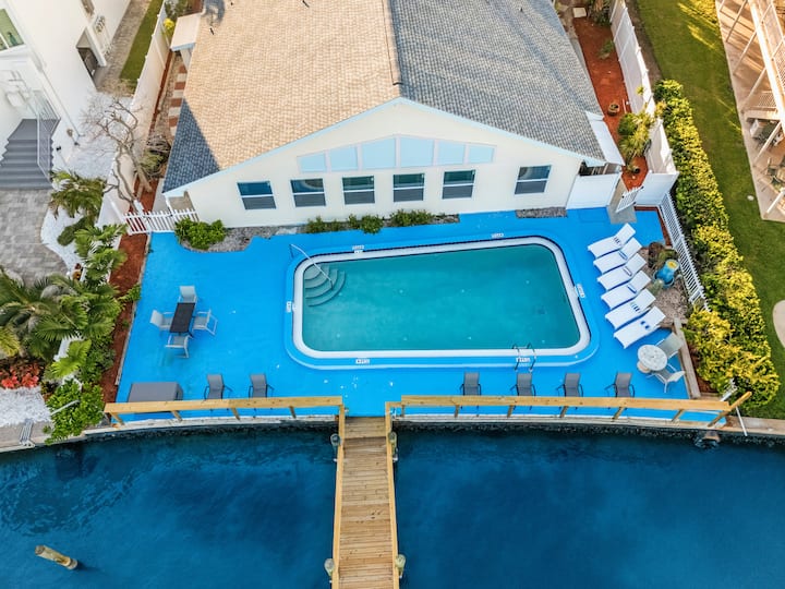 Waterfront Heated Salt Pool | Dock | Kid Friendly - Treasure Island, FL