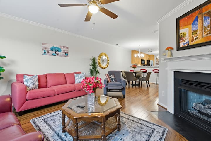 Entire Home, Prime Raleigh W/ Comm. Pool, Dog Park - Raleigh, NC