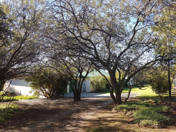 Home With Fireplace, Garden & Entertainment Deck - Tembisa