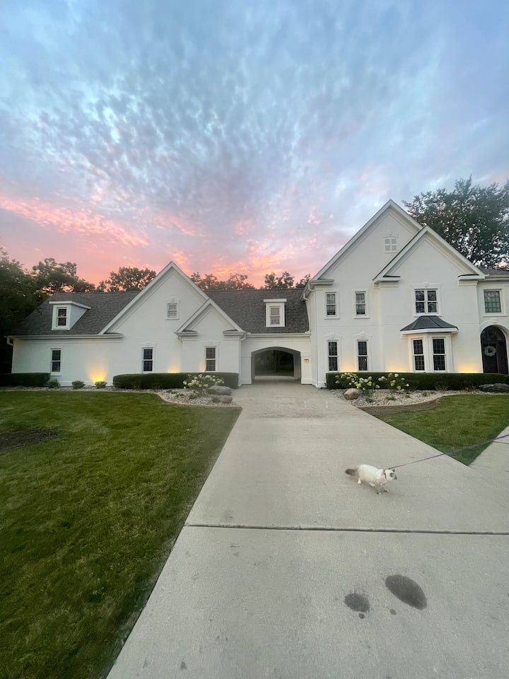 Elegant Rockwell Estates Home On The Creek - Morris, IL