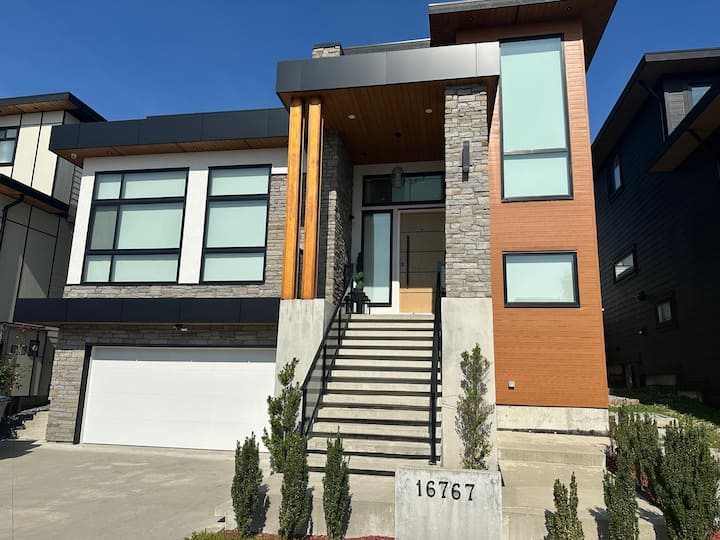 Newly Built 2 Bedroom Guest Suite With Patio - サレー