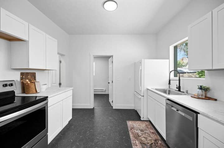 Fully Remodeled Modern House Near Downtown - Spokane, WA
