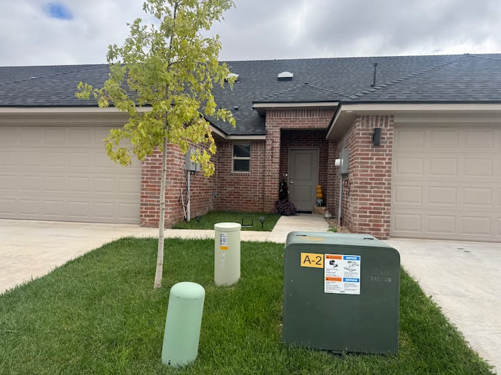 Beautiful New Townhouse 3 Bedroom Plus Bonus Room - Amarillo