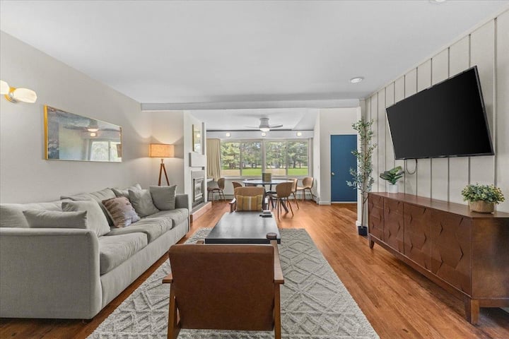 Cozy Stowe Village Getaway: Stowe Mnt & Downtown - Stowe, VT