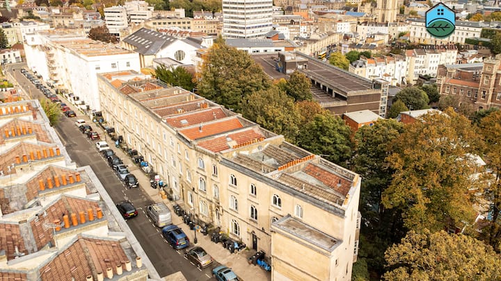Stunning Central Flat-sleeps 3-by Fabaccommodation - Bristol
