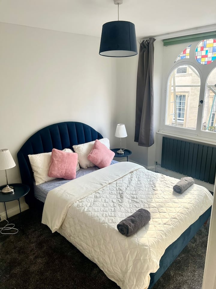 Stunning Central Flat-sleeps 3-by Fabaccommodation - Bristol