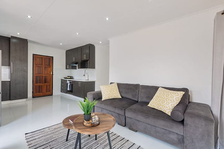 Spacious And Spotless Comfort @ Best Rates - Kempton Park