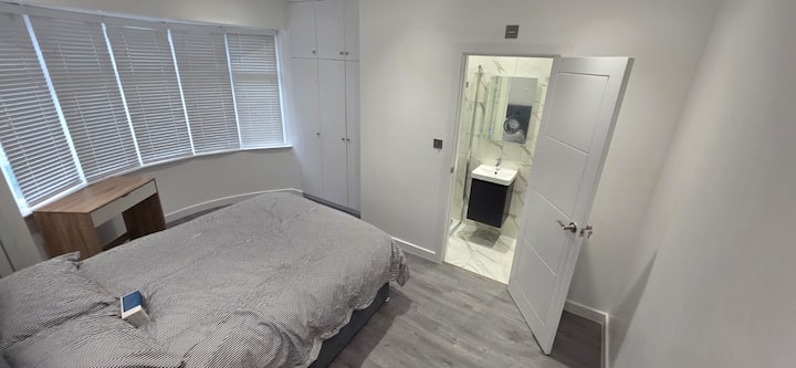 6-bedroom Ensuite Home Near [Grove Park Station] - Central London