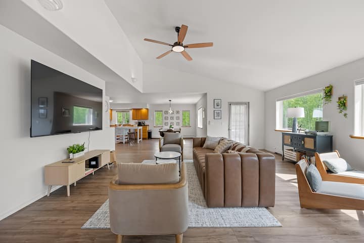 Raspberry Gem Retreat - Alaska