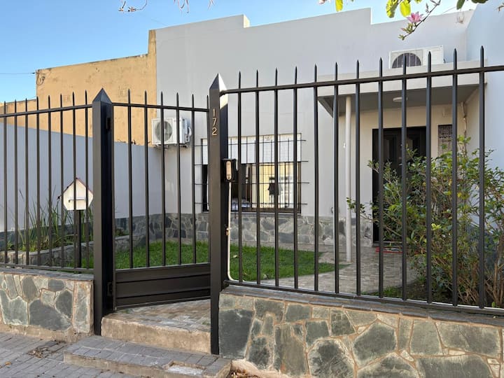 Casa Con Parrilla, Jardin Y Garage - Gualeguaychú