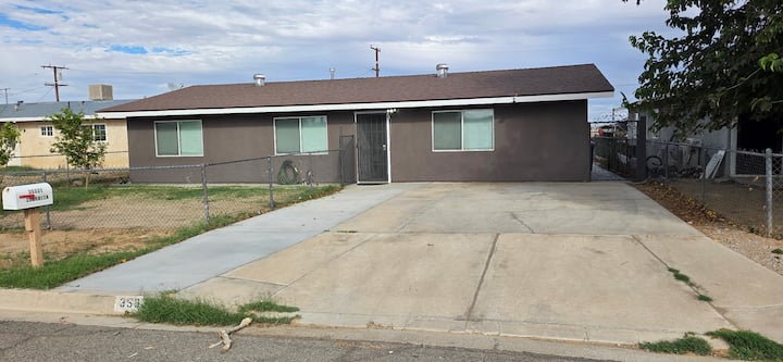 3 Bedroom Barstow Rest House - Barstow, CA