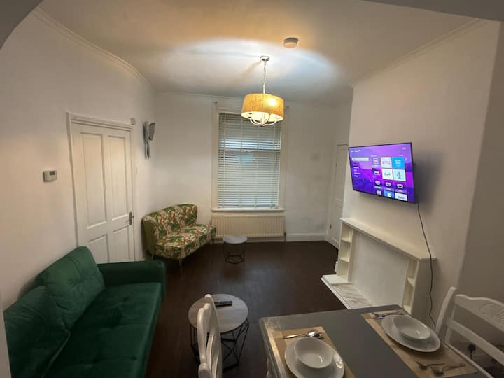 Stylish Home Away With Great Amenities For Guests - 