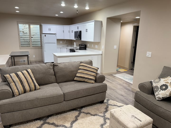 Quiet Suburb Basement Apartment - Cliffhanger, Farmington