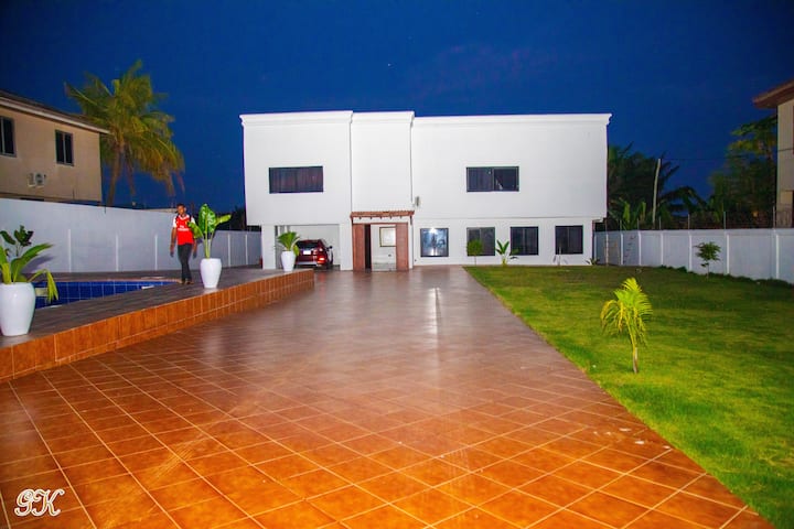 Luxurious Airport Vista Palace 7-bedrs All-ensuite - Ghana