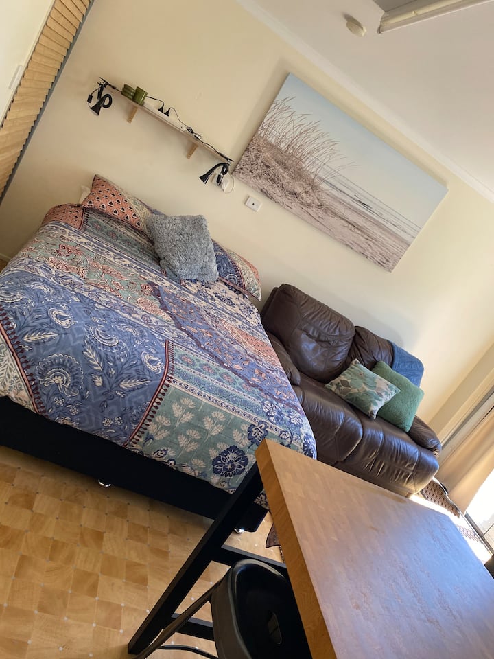Queen Bed Studio Unit (Min 4 Night Stay) - Oakwood