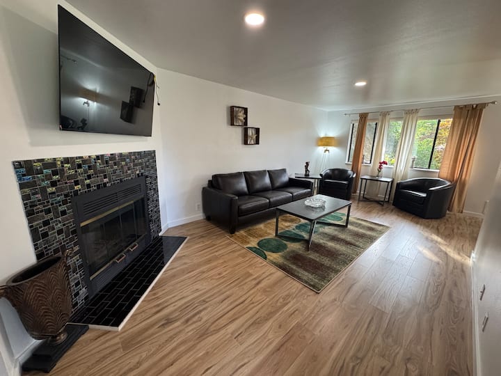 Cozy 2br Condo In The Heart Of Thrashers Corner - Bothell, WA