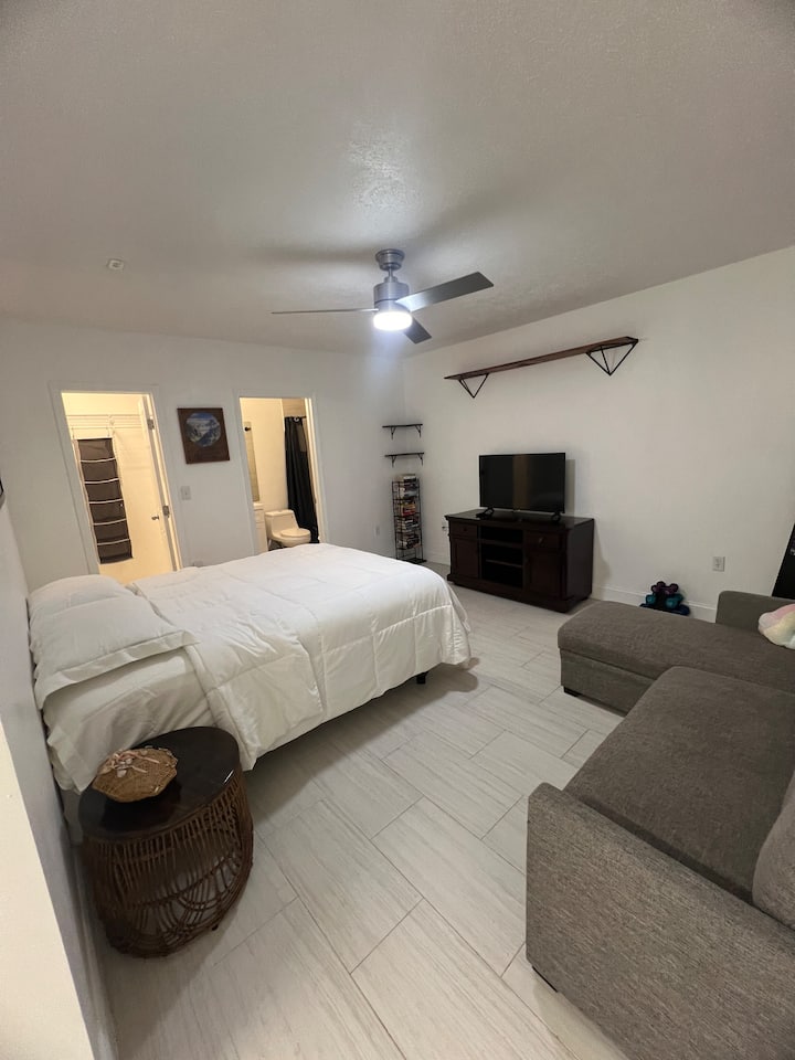 Snuggle Spot Private 1br 1 Bath + Kitchen - Port St. Lucie, FL