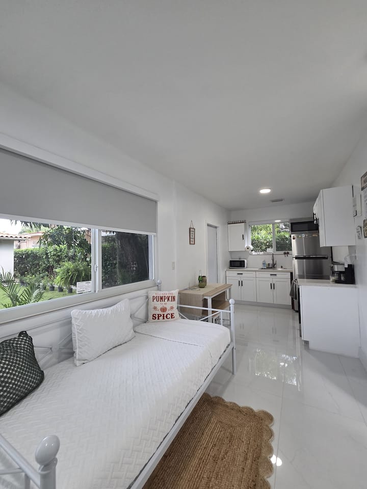 Cozy Private Backyard House With Gazebo & Parking - Miami, FL