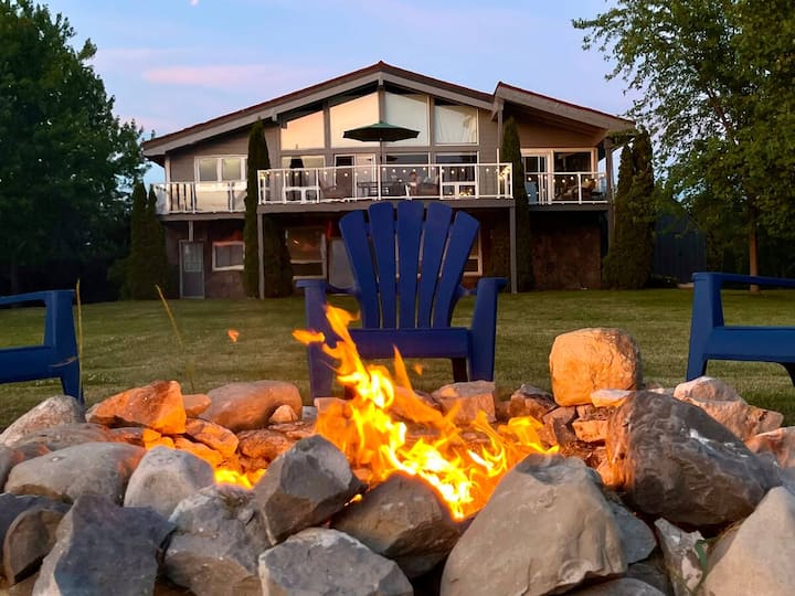 Huron Hideaway - Lakefront Cottage Hot Tub/pets. - Ontario