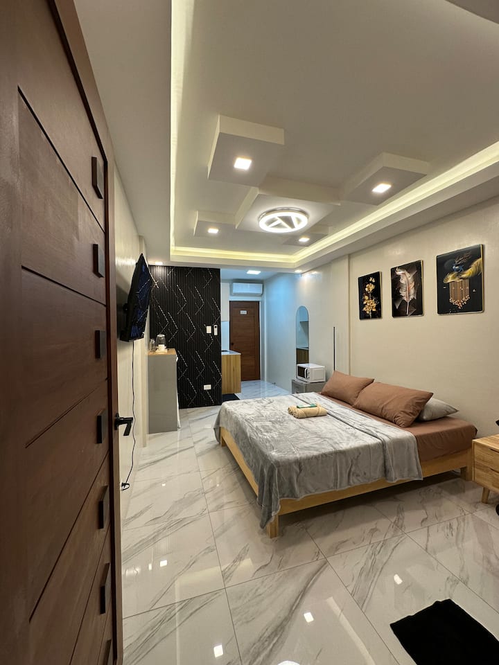 Casa Leveria Unit 5 W/ Balcony (Limited Parking) - Imus