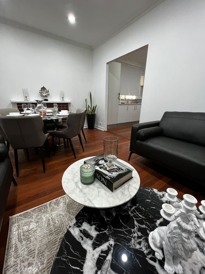 6 Beds & Big Backyard Retreat - Western Australia