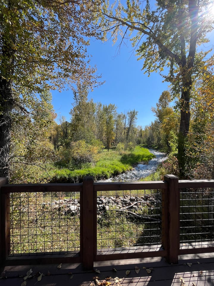 Gallatin River Hideaway - Big Bear Lake, Montana