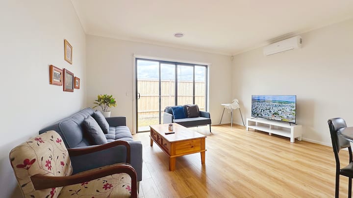 Parkside/4b2b/near Tarneit Station Shopping Center - Caroline Springs