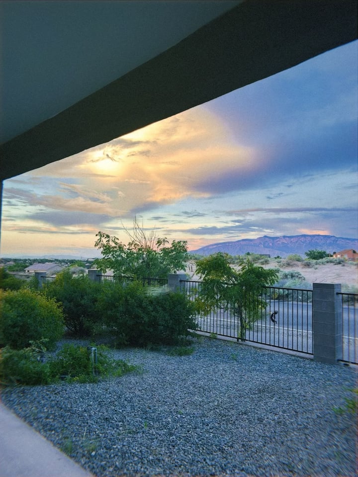 Private Bed/bathroom Overlooking Balloon Fest - Corrales, NM