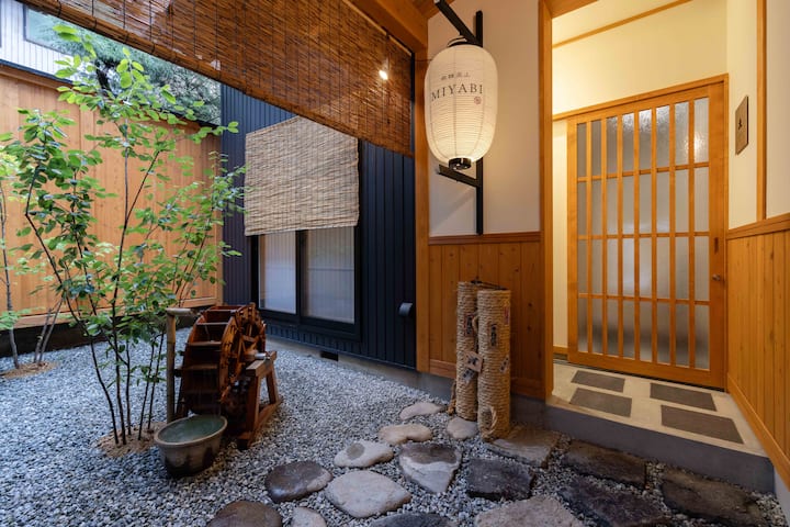 神社まで徒歩1分｜小さな中庭と陶器バスタブのある和モダンプチホテル｜駐車場あり - Takayama