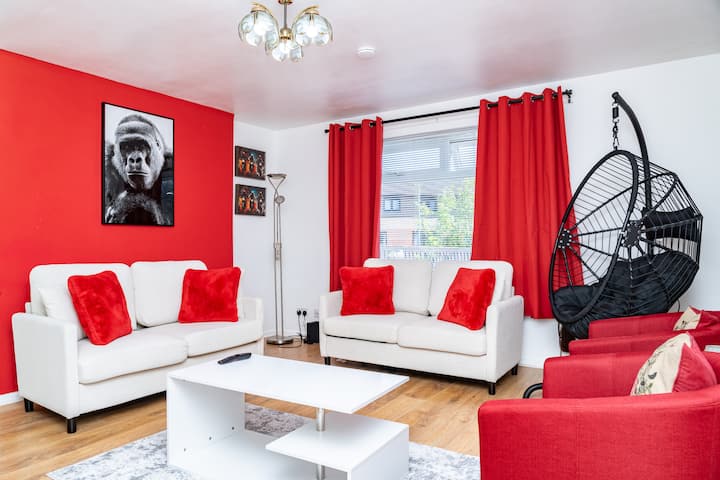 Elegant 5bed Home, Parking, City Centre, Sleeps 10 - 