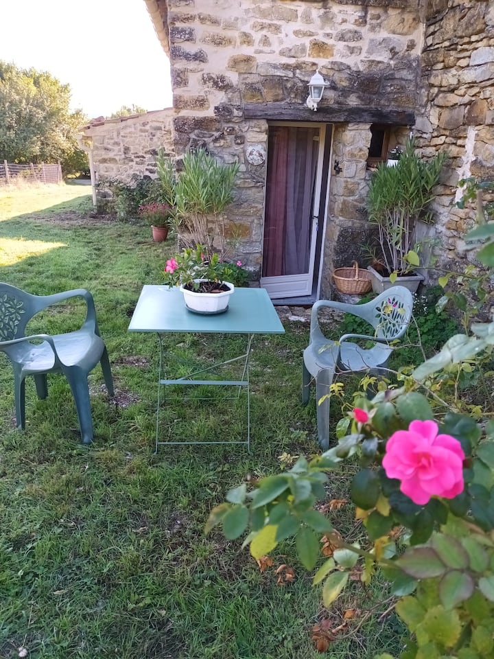 Douillet Studio Dans Bâtisse En Pierre Familiale - Banon