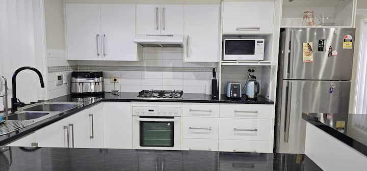 Modern 3-bedroom 2 Bath Home In Clovelly Park - Adelaide