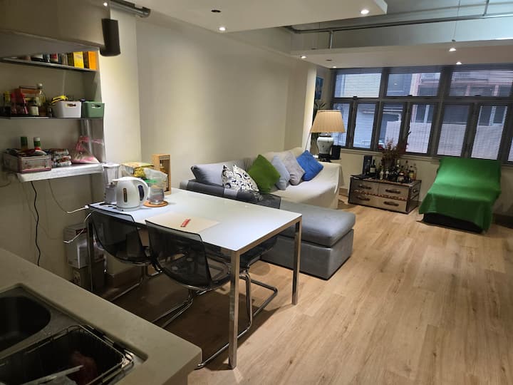 1 Bed Room Flat In Central, Hong Kong. Walk Up 4f - Hong Kong