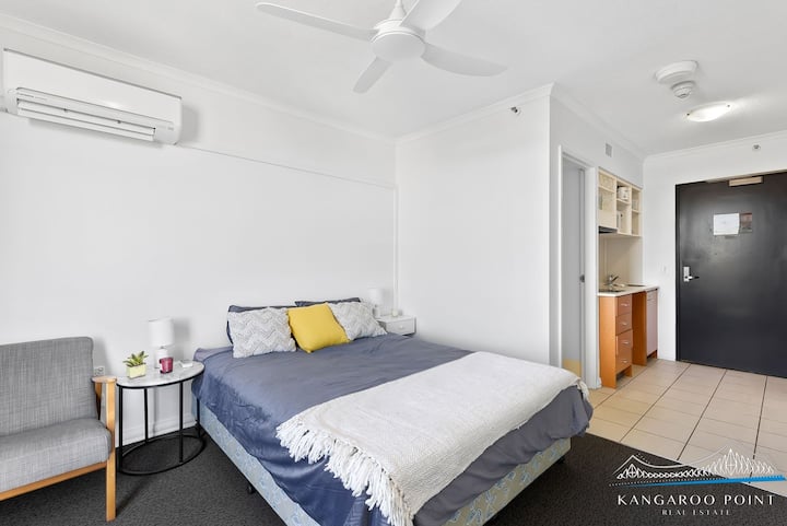 Modern Studio W/ Balcony & Gym, Walk To Ferry Stop - Windsor