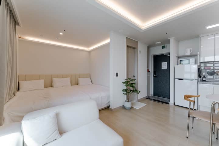 [짐보관 최대5인] 부산역 Ktx 3분 오션뷰 감성숙소 Marant #1-67 - Busan Station