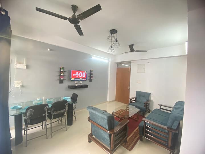Budget 2bhk Near New Market | Ac, Wifi & Kitchen - Bhopal