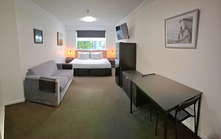 Surfers On A Budget – Pool, Spa & Sauna Included! - Surfers Paradise