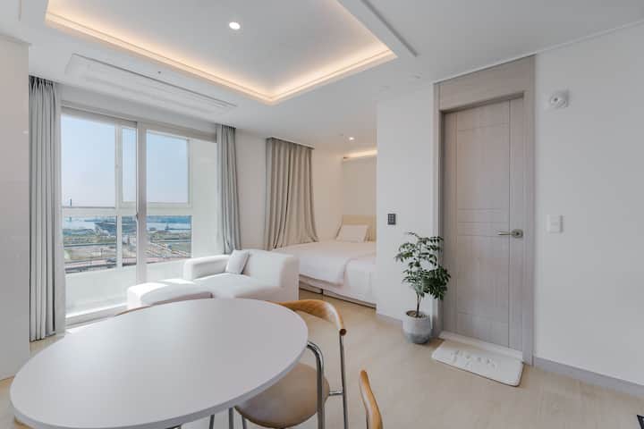 [짐보관 1.5룸] 부산역 Ktx 3분 오션뷰 감성숙소 Marant #1-87 - Busan Station