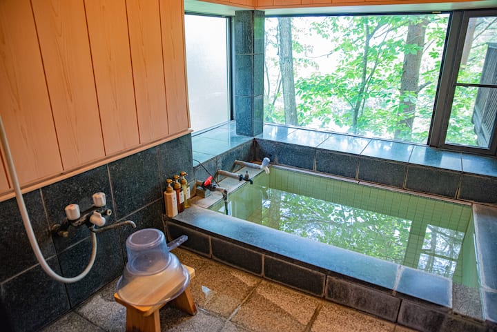 源泉掛け流し温泉付き１棟貸切宿！最大6名！サンルームあり！「湯畑まで徒歩15分」 - Kusatsu