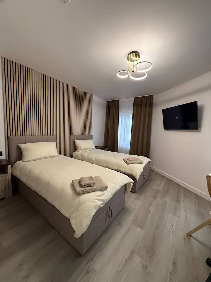 3 Bedroom | 7 Bed | New Modern Apartment | [2] - Unkel