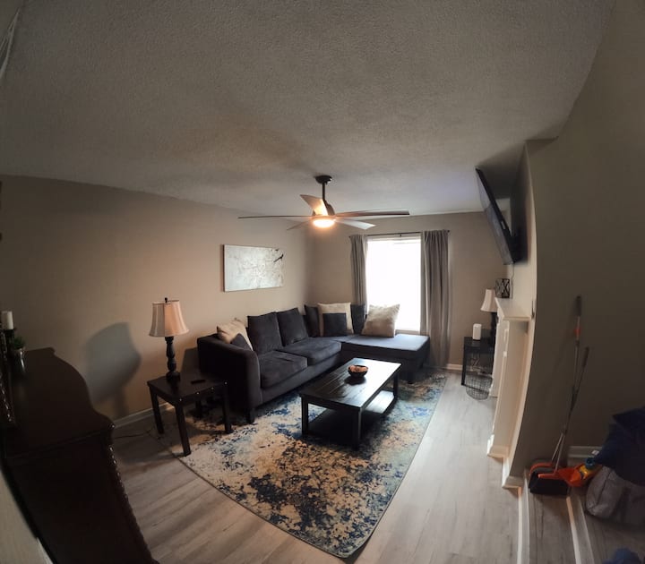 Cozy 3 Bed 2.5 Bath Townhouse
1 King 2 Queen Beds - Warner Robins, GA