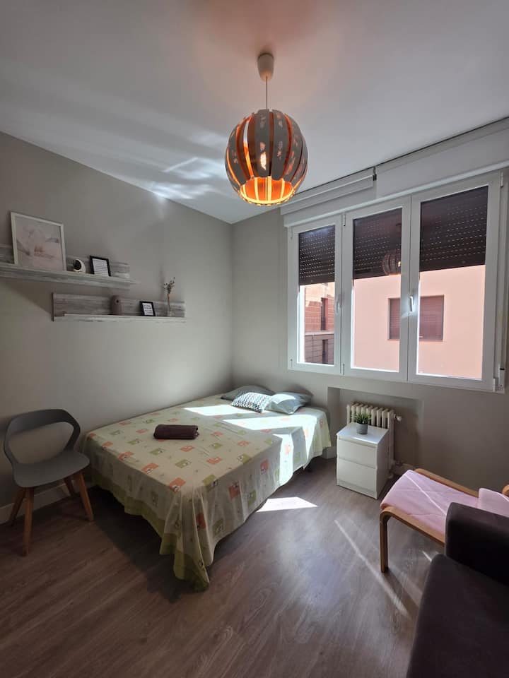 Habitación Triple Con Una Cama Y Un Sofá ³ - Madrid