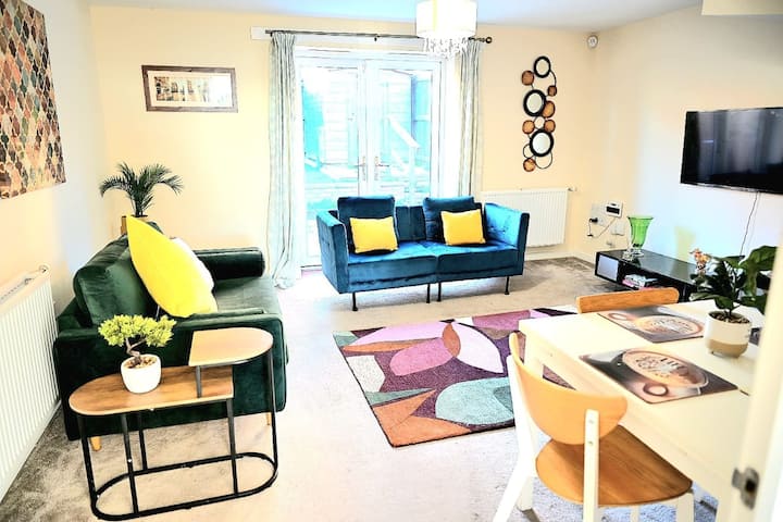 Modern House With A Stunning View,
Parking/netflix - 뉴캐슬어폰타인