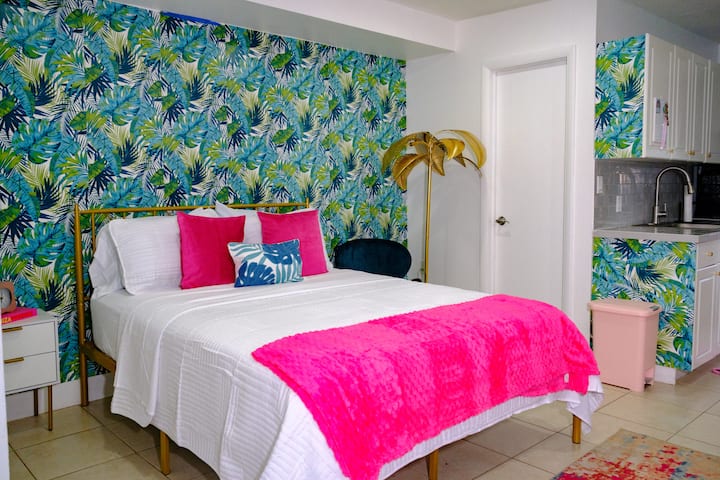 Tropivibe Studio In Hollywood, Fl - Pembroke Pines, FL