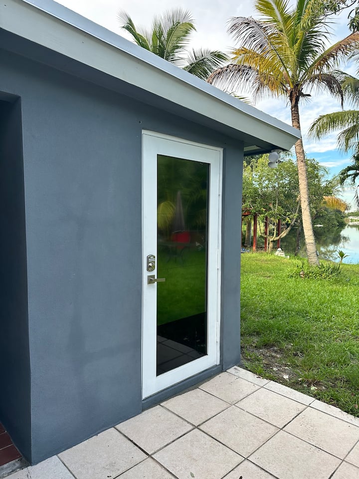 Un Lugar De Comfort Muy Privado Con Vistas Al Agua - North Miami Beach, FL