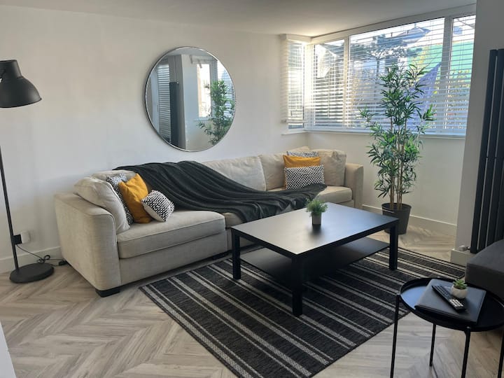 Brighton Lanes Stay – Parking & Shared Patio - Brighton